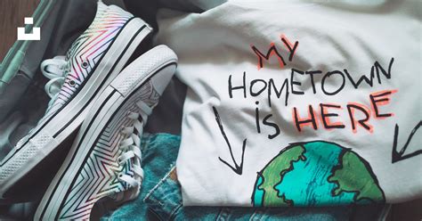 파란색의 데님 청바지에 흰색과 검은 색 셔츠 사진 Unsplash의 무료 파랑 이미지