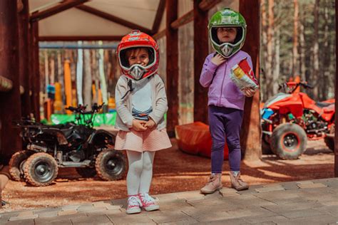 머리에 오토바이 헬멧을 쓰고 공원에서 즐거운 시간을 보내는 두 어린 소녀 2명에 대한 스톡 사진 및 기타 이미지 2명 가을 계절 Istock