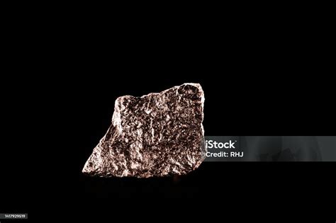 검은 배경에 고립 된 구리 광석 산업 금속 생산 야금 산업에 사용 금 금속에 대한 스톡 사진 및 기타 이미지 금 금속 금색 금속 광석 Istock