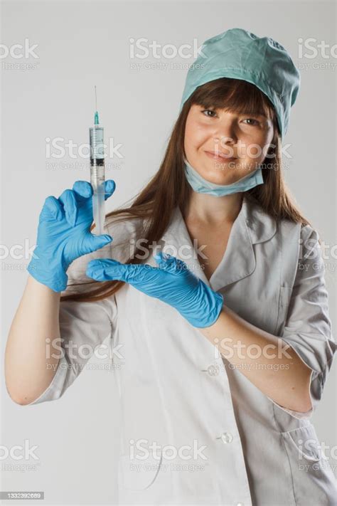 라텍스 장갑에 의료 용 마스크와 손을 가진 여성은 예방 접종 개념을 보여줍니다 간호사가 주사기를 들고 있습니다 코로나바이러스에