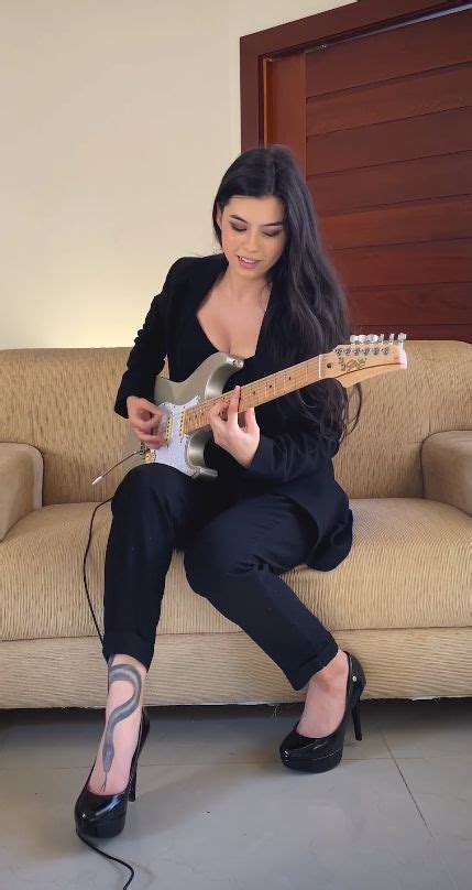 Guitarist Larissa Liveir Female Guitarist Guitarist Guitar Girl