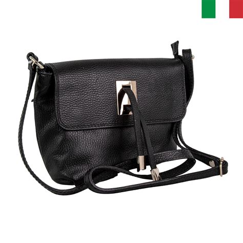 Малка дамска чанта от естествена кожа с капак с висулки