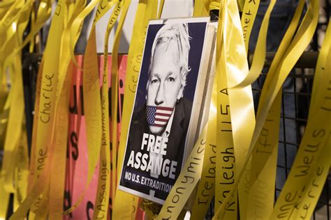 Craig Murray On The Slow Motion Execution Of Julian Assange