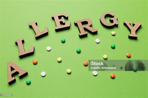 단어 알레르기는 편지의 녹색 배경에 배치 다 색된 약 컨셉 근처 흩어져 있습니다 0명에 대한 스톡 사진 및 기타 이미지 0명 건강관리와 의술 꽃 식물 Istock