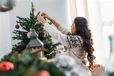 Россиянам объяснили как ухаживать за живой елкой чтобы она простояла дольше Газета Ru Новости