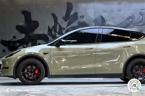 特斯拉model Y 高亮卡其绿