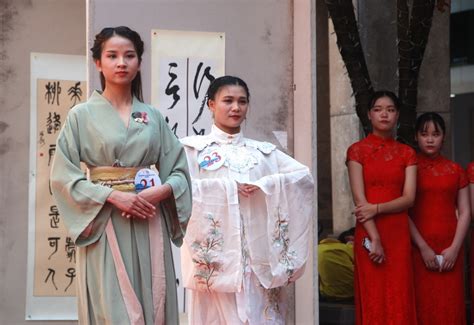 贺州秀民族服饰 展巾帼风采 摄影图集 广西民族文化网 广西民族文化发展研究会