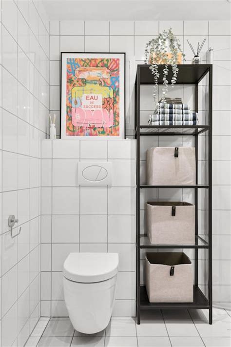 공간 절약형 디자인 공간의 효율적인 활용 기능적 디자인 깨끗한 라인 깨끗한 미학 꽃 장식 미니멀리스트 디자인 미니멀리스트 선반 벽걸이 변기 보관 선반 샤워