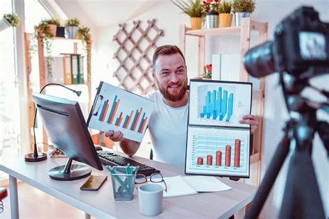 그래픽 차트 를 읽고 해석에 대한 비디오 레슨을 만드는 미소 남성 교습에 대한 스톡 사진 및 기타 이미지 교습 귀여운 남성 Istock