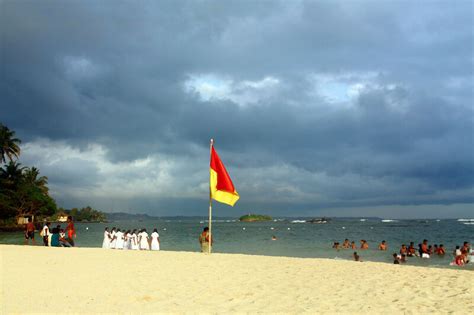 Школьницы на пляже Polhena Beach Матара Шри Ланка Sinekvan — Livejournal