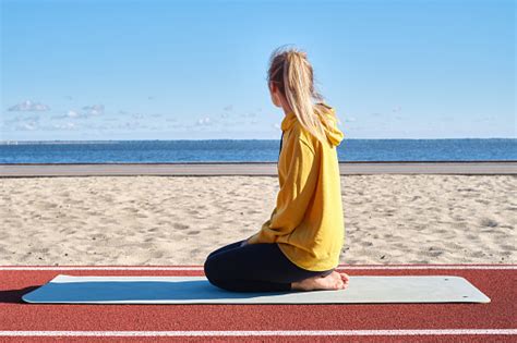 야외에서 운동을하거나 요가를 할 준비가되어있는 운동 소녀 스포츠 훈련 또는 Karimate에서 스트레칭 건강한 활동적인 라이프