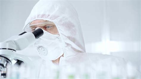 보호 장구를 착용한 전문 과학자가 실험실 환경에서 현미경을 사용하여 연구원을 클로즈업하고 있습니다 과학 및 의학 개념 Stem 주제에 대한 스톡 사진 및 기타 이미지