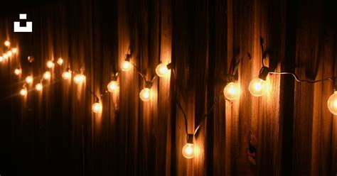 나무 벽에 매달린 일련의 조명 사진 Unsplash의 무료 화 환 이미지