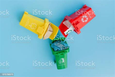 파란색 배경에 재활용 기호가 있는 노란색 녹색 및 빨간색 재활용 쓰레기통 도시를 깔끔하게 유지 재활용 기호를 떠난다 자연 보호 개념 0명에 대한 스톡 사진 및 기타 이미지
