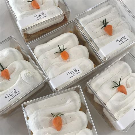 기욤둥이 준비완료🥕 당근큐브는 공지없어두 매일 준비되며 위에 뿌려지는 소보루는 바삭함을 위해 항상 따로 챙겨드리고있어요😘 대전케이크대전수제케이크이런날 Dessert