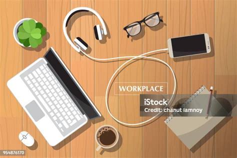 현실적인 직장 조직입니다 상위 뷰 질감된 테이블 노트북 헤드폰 연결 스마트폰 안경 화분 연필 전원 은행 일기와 커피 낯 짝