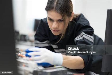 제조 자동화 및 로봇 공학실에서 컴퓨터 부품과 메카트로닉스 엔지니어링을 조립하는 여성 엔지니어 여성 기술자는 컴퓨터의 전자 회로 기판을 설치했습니다 엔지니어에 대한 스톡