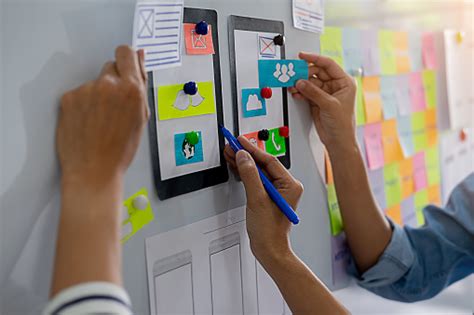 크리에이 티브 웹 디자이너 템플릿 레이아웃 휴대 전화에 대 한 프레임 워크를 개발 하 고 응용 프로그램을 계획 사용자 경험 개념입니다 개념에 대한 스톡 사진 및 기타 이미지