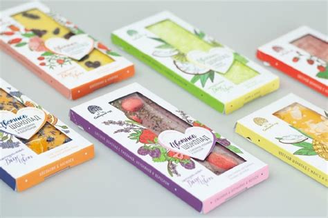 Цветной шоколад с кусочками ягод фруктов цитрусов и цветов Цветной шоколад с кусочками ягод