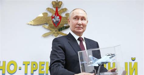 고등 군사 항공 조종사 학교 찾아 포즈 취하는 푸틴