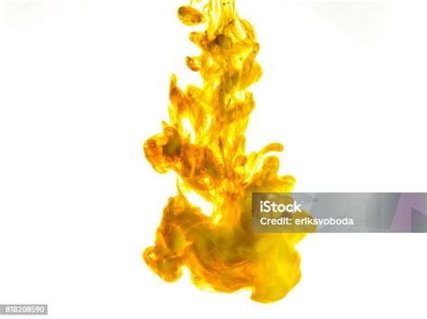 흰색 바탕에 절연 물에 잉크 소용돌이 친다 물에 페인트입니다 물 근접에 있는 컬러 잉크의 방울은 부드러운 보급 추상적인 배경입니다 밝아진 노란색 아크릴 잉크의 폭발 고립