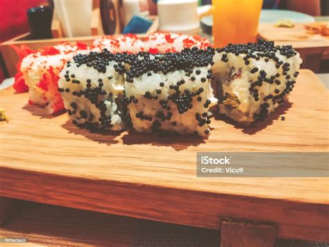 스시는 레스토랑에서 일본 요리를 롤 캘리포니아 스시 롤 연어 야채 비행 물고기 알과 캐 비어 근접 촬영 0명에 대한 스톡 사진 및 기타 이미지 Istock