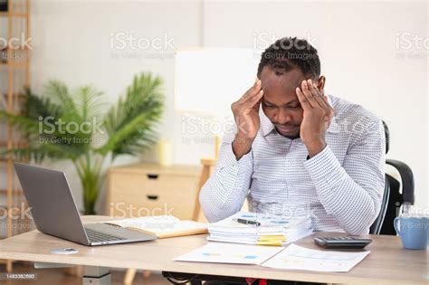 아프리카에서 검은 피부를 가진 미국 사업가는 직장에서 불편 함을 느끼고 손목 통증은 일을 끝내지 못해 축적 된 스트레스로 인해 발생합니다 그리고 몸은 조금 쉬고 있습니다