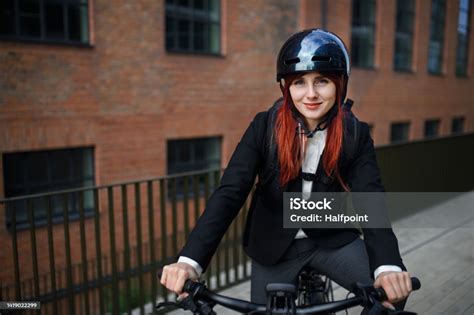 자전거 지속 가능한 라이프 스타일 개념으로 작업하는 도중에 사업가 통근자의 초상화 두발자전거에 대한 스톡 사진 및 기타 이미지 두발자전거 거리 도시 Istock