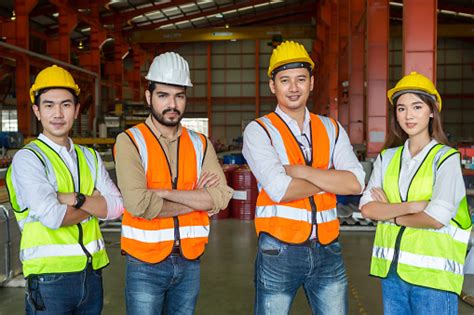 팀 포먼 또는 팀 작업자는 공장 현장에서 기계 또는 제품을 현장에서 점검합니다 팀 엔지니어 또는 팀 기술자가 공장에서 재료 또는 기계를 확인합니다 중공업 공장 개념 20