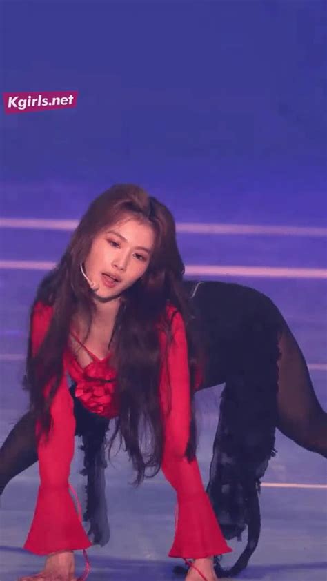 엎드렸다가 고개를 드는 사나 가슴골 클로우즈업