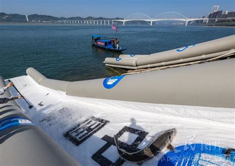 湖北宜昌：20余万尾子二代中华鲟放归长江 人民图片网