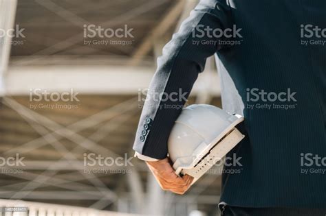 안전 헬멧을 들고 손을 닫다 사업가 관리자 소유자는 현대 사무실 건물에서 부동산을 소유하고 있습니다 건축가 디자이너의 협력 작업 현장에서 안전모를 검사하는 엔지니어 개발에