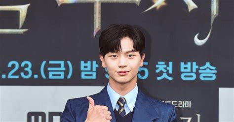 금수저 육성재 군 전역 후 첫 작품 저도 너무 뵙고 싶었다 조선비즈