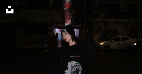 도로 표지판 옆 보도에 서 있는 여성 사진 Unsplash의 무료 자동차 이미지