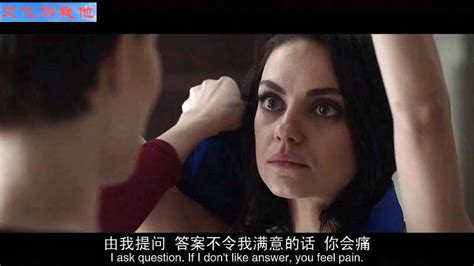 两个美女被吊起来审问时特工潜入，几秒钟一群坏蛋便倒地影视动作好看视频