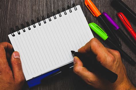 디자인 비즈니스 개념 빈 복사 텍스트 웹 배너 홍보 자료 템플릿 손 잡고 펜 및 종이 스케치 단어 거짓말 근처 우 디 책상에 몇