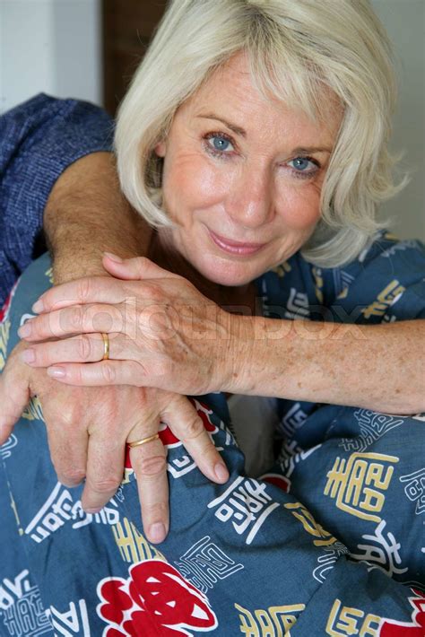 Eine Ltere Frau Mit Ihrem Mann Kuscheln Stock Bild Colourbox