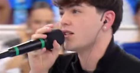 Amici Petit Si Emoziona In Diretta Sorpresa Nella Casetta Il Tempo