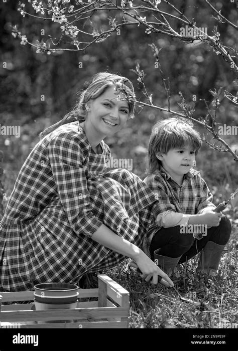 Mère Et Fils Agriculteurs Dans La Ferme Avec Fond De Campagne Éco
