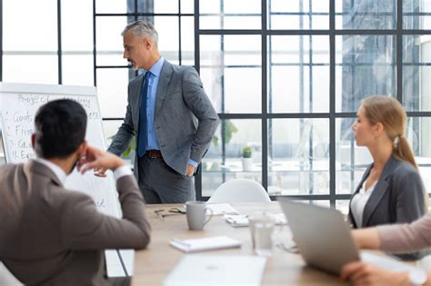 팀 교육 플립 차트 사무실과 비즈니스 컨퍼런스 프리젠 테이션 3 명에 대한 스톡 사진 및 기타 이미지 3 명 50 54세 경영자 Istock