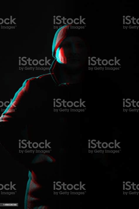 그림자와 실루엣에 숨어있는 코트와 모자를 쓴 남자는 글리치와 Rgb 색상 분할 효과 스타일의 빛으로 빛납니다 분리에 대한 스톡 사진 및 기타 이미지 Istock