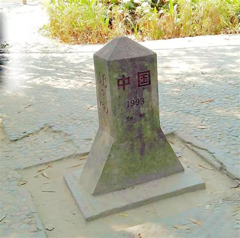 阅读悦读丨诗歌邹荣华在中缅第一寨勐景来与国界碑合影