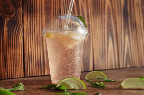 레모네이드 또는 모히토 칵테일을 곁들인 유리를 클로즈업합니다 얼음 주스 탄산음료와 함께 여름 음료를 마시세요 열 중에 냉각 나무 배경에 칵테일 재료 0명에 대한 스톡 사진