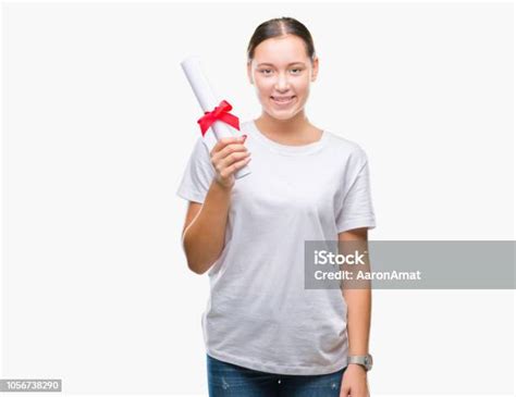 젊은 백인 여 자가 서 이빨을 보여주는 자신감 미소로 웃 고 행복 한 얼굴로 고립 된 배경에 들고 쥠에 대한 스톡 사진 및 기타 이미지 Istock