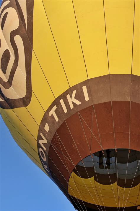 가벼운 고독한 고립된 고요한 공중 공중에 떠오르는 기발한 끈 날으는 높은 고도 높이 들어 올리기 떠 있는 레저 맑은 하늘 몽환 미니멀리스트