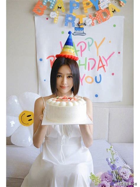 45岁秦岚在豪宅里庆生！穿吊带裙嫩得像个“水蜜桃”，真让人心动