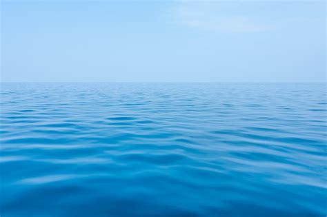 잔잔한 파도가 치는 푸른 바다와 바다와 같은 색의 하늘이 눈을 즐겁게 합니다 섬에 대한 스톡 사진 및 기타 이미지 섬 열대 기후 추상적인 Istock