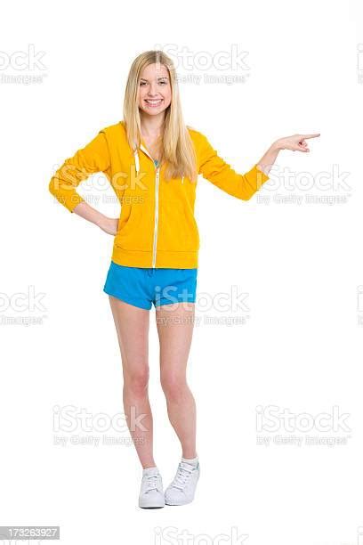 전체 길이 방향 십대 여자아이 인물 사진 복사 공간이 있는 가리키기에 대한 스톡 사진 및 기타 이미지 가리키기 금발 머리