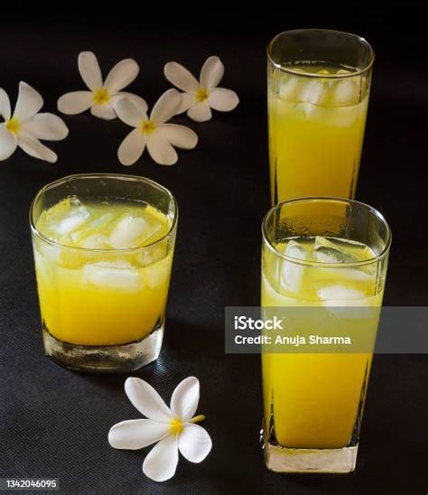 얼음 조각이있는 신선한 오렌지 주스 안경 어둡고 검은 색 배경에 고립 달콤한 맛 차가운 상쾌한 열대 여름 음료의 최고 전망 과일향과 육즙이 많은 오렌지로 만들어졌습니다 0