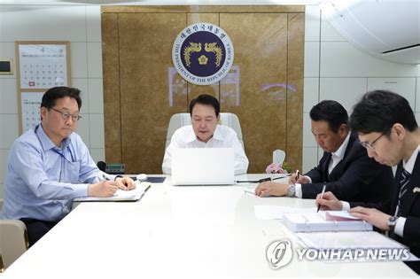 공군1호기에서 수단 교민 철수 관련 회의 주재하는 윤석열 대통령 연합뉴스